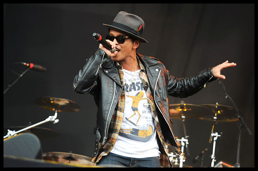 Bruno Mars Sets Show, Idol Judges Are Back, Drake's New Gift